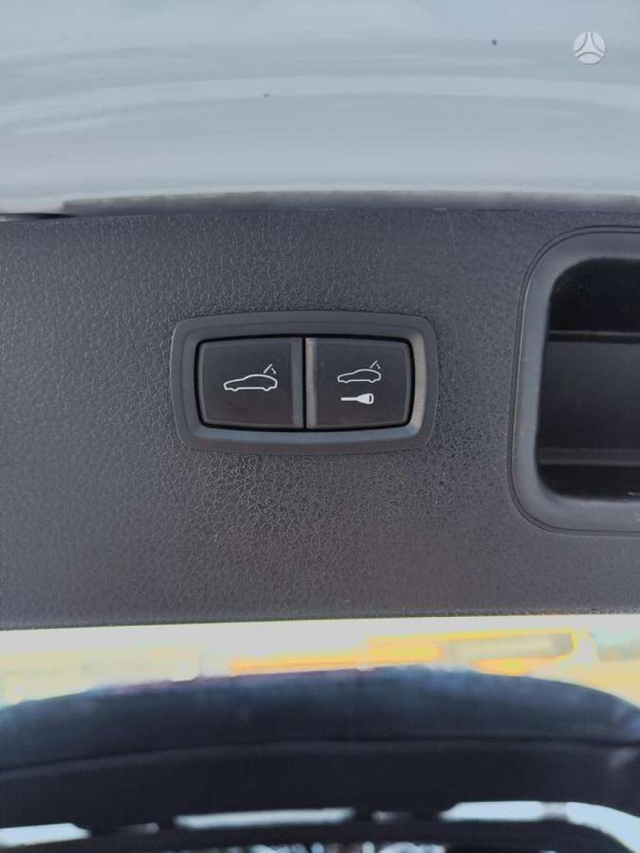 White Porsche Macan 2016 in Vilnius, with an engine capacity of 3.00 L and mileage of 112 thousand km for 24950 €, photo 19 on AUTOMOTO.COM.LV