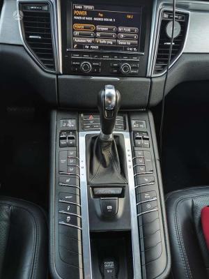 White Porsche Macan 2016 in Vilnius, with an engine capacity of 3.00 L and mileage of 112 thousand km for 24950 €, photo 25 on AUTOMOTO.COM.LV