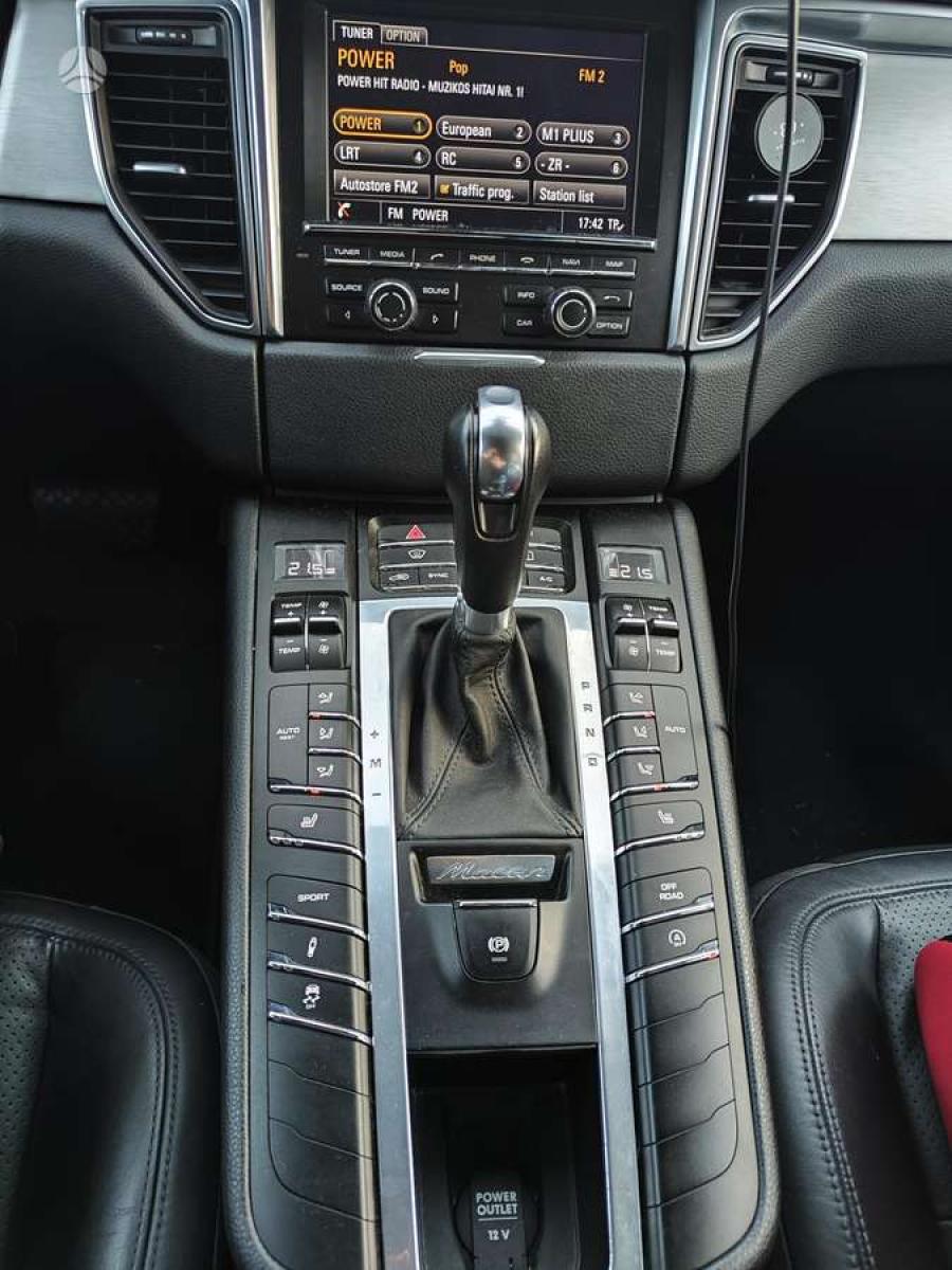 White Porsche Macan 2016 in Vilnius, with an engine capacity of 3.00 L and mileage of 112 thousand km for 24950 €, photo 25 on AUTOMOTO.COM.LV