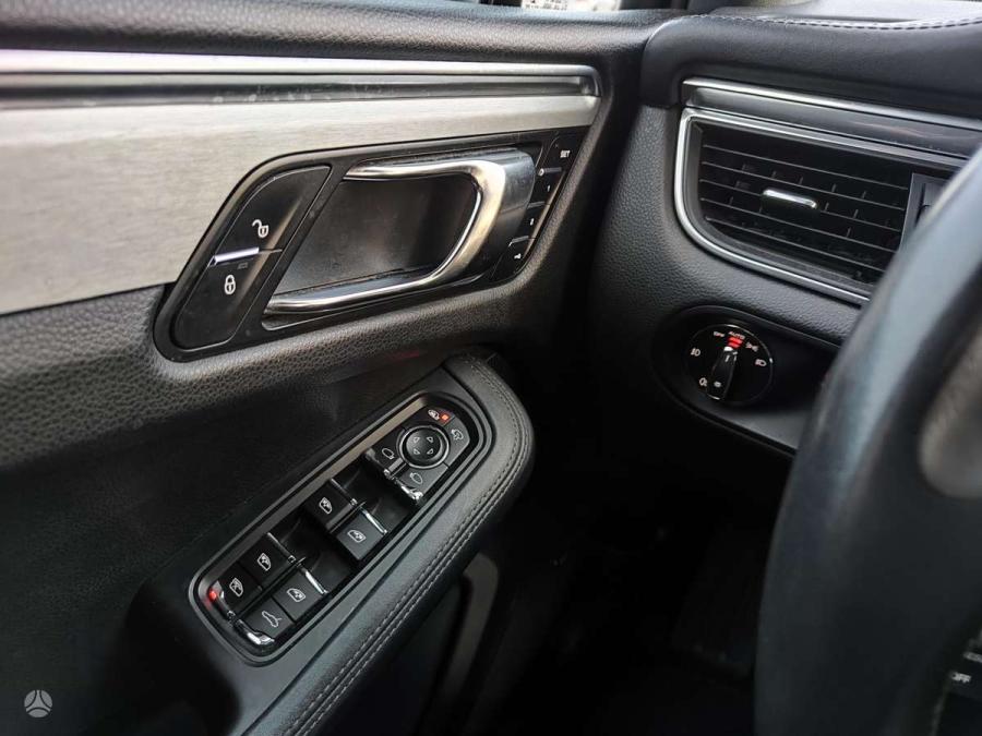 White Porsche Macan 2016 in Vilnius, with an engine capacity of 3.00 L and mileage of 112 thousand km for 24950 €, photo 26 on AUTOMOTO.COM.LV