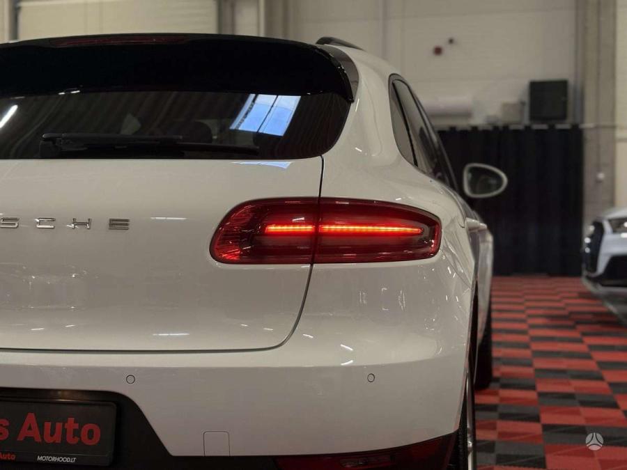 White Porsche Macan 2016 in Vilnius, with an engine capacity of 1.98 L and mileage of 190 thousand km for 19000 €, photo 9 on AUTOMOTO.COM.LV