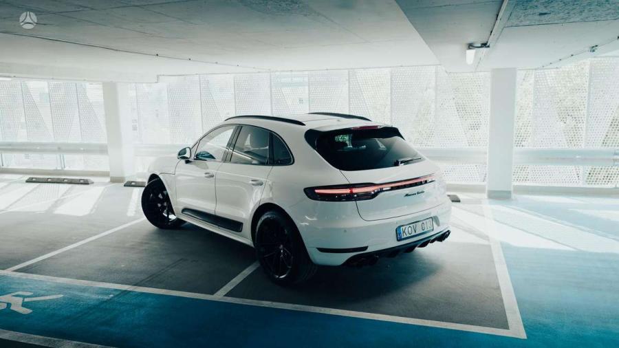 White Porsche Macan 2016 in Vilnius, with an engine capacity of 3.60 L and mileage of 108 thousand km for 31899 €, photo 1 on AUTOMOTO.COM.LV