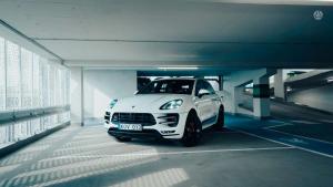 White Porsche Macan 2016 in Vilnius, with an engine capacity of 3.60 L and mileage of 108 thousand km for 31899 €, photo 3 on AUTOMOTO.COM.LV