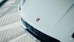White Porsche Macan 2016 in Vilnius, with an engine capacity of 3.60 L and mileage of 108 thousand km for 31899 €, photo 5 on AUTOMOTO.COM.LV