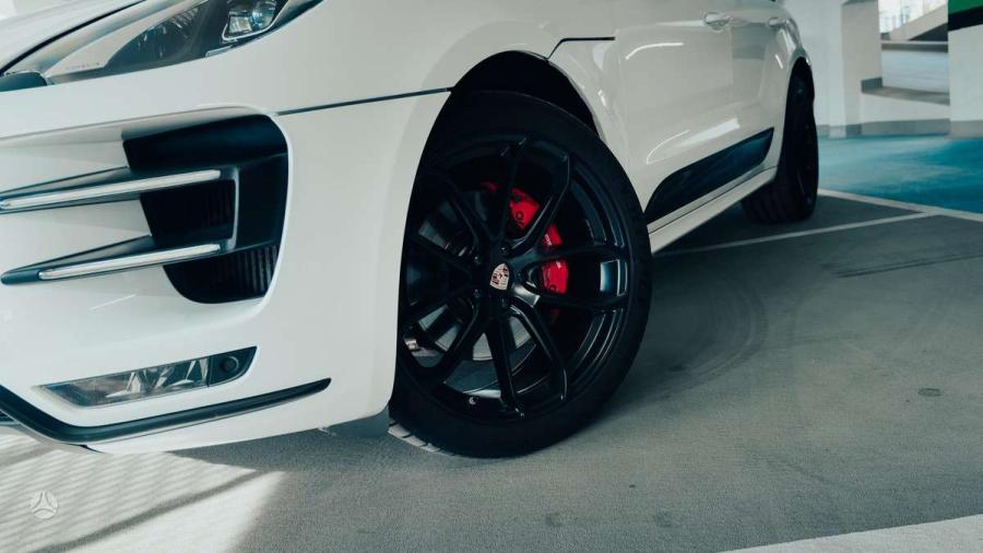White Porsche Macan 2016 in Vilnius, with an engine capacity of 3.60 L and mileage of 108 thousand km for 31899 €, photo 6 on AUTOMOTO.COM.LV