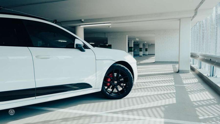 White Porsche Macan 2016 in Vilnius, with an engine capacity of 3.60 L and mileage of 108 thousand km for 31899 €, photo 7 on AUTOMOTO.COM.LV