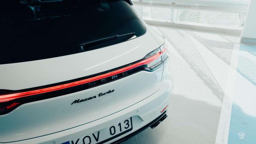 White Porsche Macan 2016 in Vilnius, with an engine capacity of 3.60 L and mileage of 108 thousand km for 31899 €, photo 8 on AUTOMOTO.COM.LV