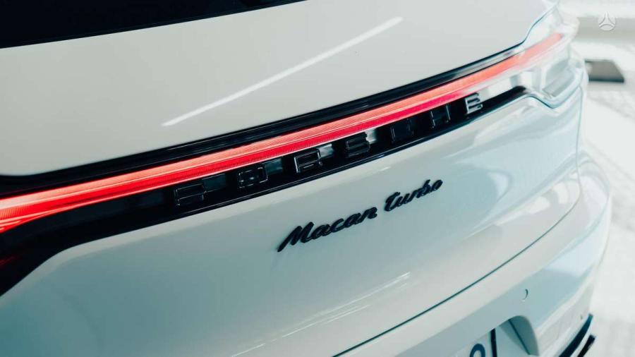 White Porsche Macan 2016 in Vilnius, with an engine capacity of 3.60 L and mileage of 108 thousand km for 31899 €, photo 9 on AUTOMOTO.COM.LV
