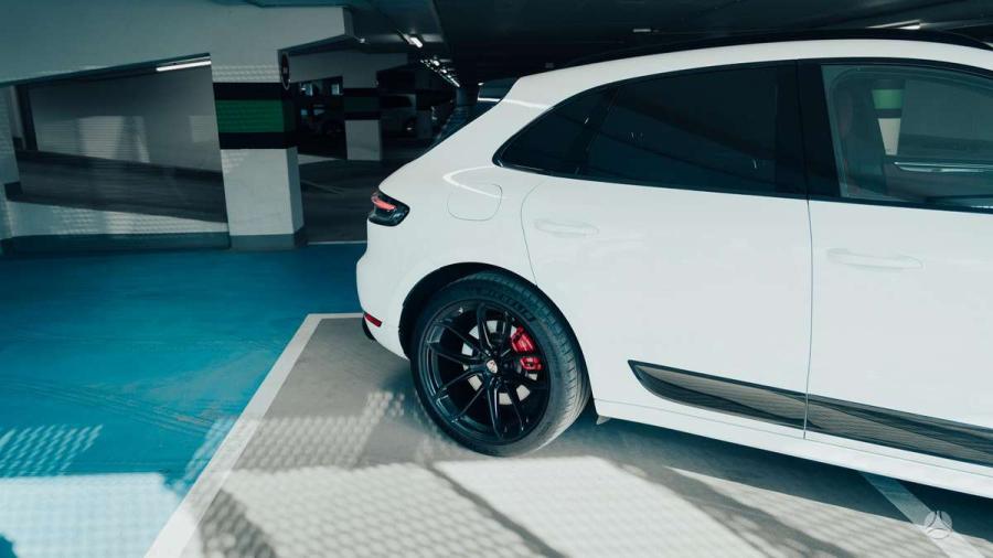 White Porsche Macan 2016 in Vilnius, with an engine capacity of 3.60 L and mileage of 108 thousand km for 31899 €, photo 10 on AUTOMOTO.COM.LV
