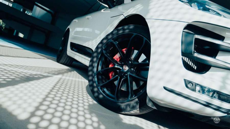 White Porsche Macan 2016 in Vilnius, with an engine capacity of 3.60 L and mileage of 108 thousand km for 31899 €, photo 11 on AUTOMOTO.COM.LV