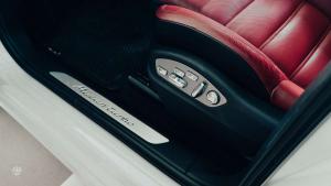 White Porsche Macan 2016 in Vilnius, with an engine capacity of 3.60 L and mileage of 108 thousand km for 31899 €, photo 12 on AUTOMOTO.COM.LV