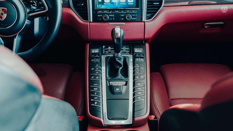 White Porsche Macan 2016 in Vilnius, with an engine capacity of 3.60 L and mileage of 108 thousand km for 31899 €, photo 20 on AUTOMOTO.COM.LV
