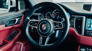 White Porsche Macan 2016 in Vilnius, with an engine capacity of 3.60 L and mileage of 108 thousand km for 31899 €, photo 21 on AUTOMOTO.COM.LV