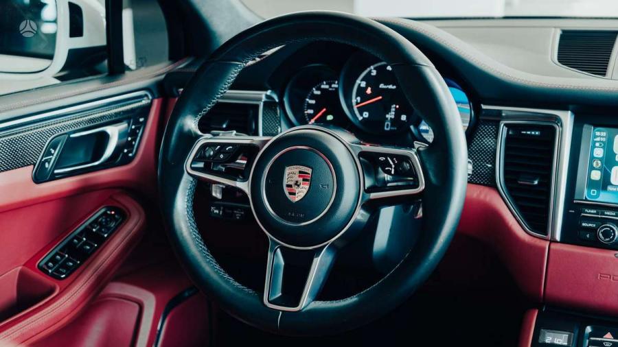 White Porsche Macan 2016 in Vilnius, with an engine capacity of 3.60 L and mileage of 108 thousand km for 31899 €, photo 21 on AUTOMOTO.COM.LV