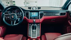 White Porsche Macan 2016 in Vilnius, with an engine capacity of 3.60 L and mileage of 108 thousand km for 31899 €, photo 22 on AUTOMOTO.COM.LV