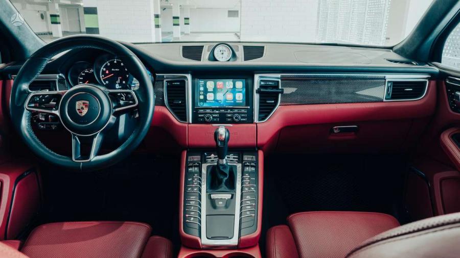 White Porsche Macan 2016 in Vilnius, with an engine capacity of 3.60 L and mileage of 108 thousand km for 31899 €, photo 22 on AUTOMOTO.COM.LV