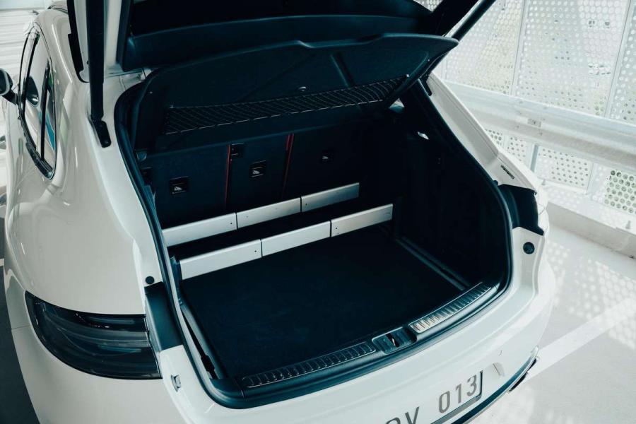 White Porsche Macan 2016 in Vilnius, with an engine capacity of 3.60 L and mileage of 108 thousand km for 31899 €, photo 25 on AUTOMOTO.COM.LV