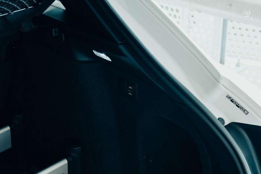 White Porsche Macan 2016 in Vilnius, with an engine capacity of 3.60 L and mileage of 108 thousand km for 31899 €, photo 26 on AUTOMOTO.COM.LV