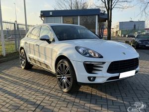 White Porsche Macan 2017 in Avizieniai, with an engine capacity of 2.00 L and mileage of 144 thousand km for 23500 €, photo 3 on AUTOMOTO.COM.LV