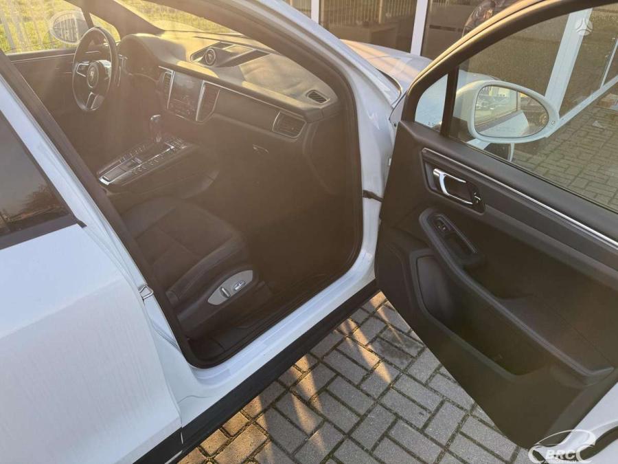 White Porsche Macan 2017 in Klaipeda, with an engine capacity of 1.98 L and mileage of 144 thousand km for 23500 €, photo 23 on AUTOMOTO.COM.LV