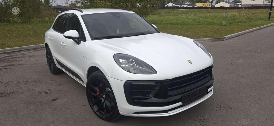White Porsche Macan 2017 in Vilnius, with an engine capacity of 1.98 L and mileage of 138 thousand km for 29900 €, photo 1 on AUTOMOTO.COM.LV