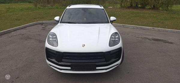White Porsche Macan 2017 in Vilnius, with an engine capacity of 1.98 L and mileage of 138 thousand km for 29900 €, photo 3 on AUTOMOTO.COM.LV