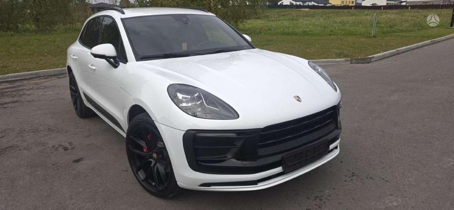 White Porsche Macan 2017 in Vilnius, with an engine capacity of 1.98 L and mileage of 138 thousand km for 29900 €, photo 4 on AUTOMOTO.COM.LV