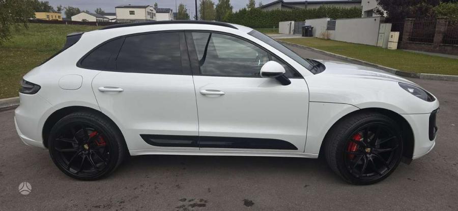 White Porsche Macan 2017 in Vilnius, with an engine capacity of 1.98 L and mileage of 138 thousand km for 29900 €, photo 5 on AUTOMOTO.COM.LV