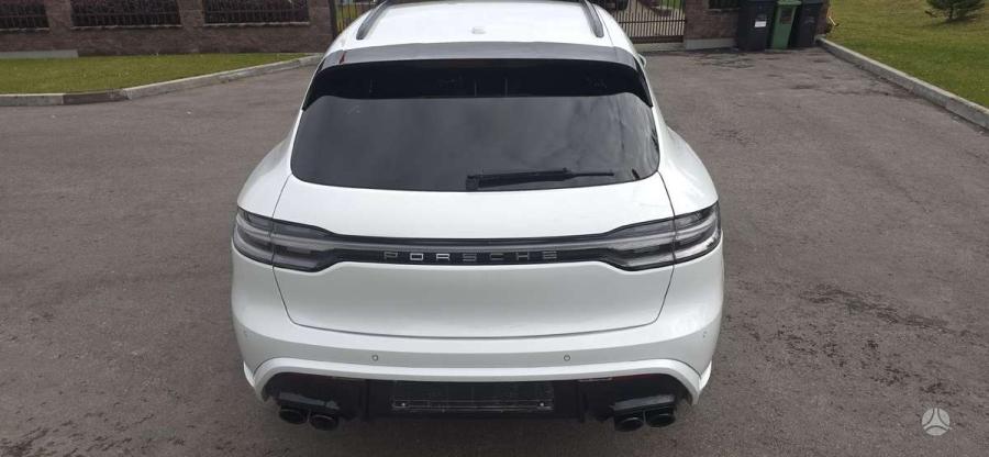 White Porsche Macan 2017 in Vilnius, with an engine capacity of 1.98 L and mileage of 138 thousand km for 29900 €, photo 6 on AUTOMOTO.COM.LV