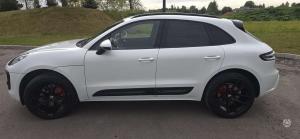 White Porsche Macan 2017 in Vilnius, with an engine capacity of 1.98 L and mileage of 138 thousand km for 29900 €, photo 10 on AUTOMOTO.COM.LV