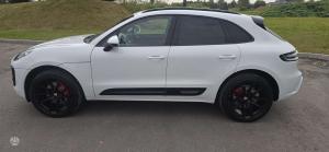 White Porsche Macan 2017 in Vilnius, with an engine capacity of 1.98 L and mileage of 138 thousand km for 29900 €, photo 20 on AUTOMOTO.COM.LV