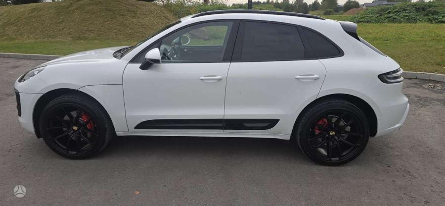 White Porsche Macan 2017 in Vilnius, with an engine capacity of 1.98 L and mileage of 138 thousand km for 29900 €, photo 20 on AUTOMOTO.COM.LV