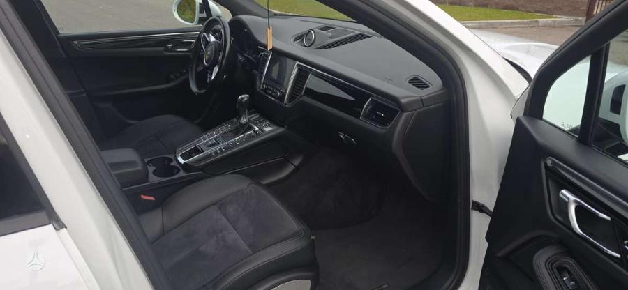 White Porsche Macan 2017 in Vilnius, with an engine capacity of 1.98 L and mileage of 138 thousand km for 29900 €, photo 21 on AUTOMOTO.COM.LV