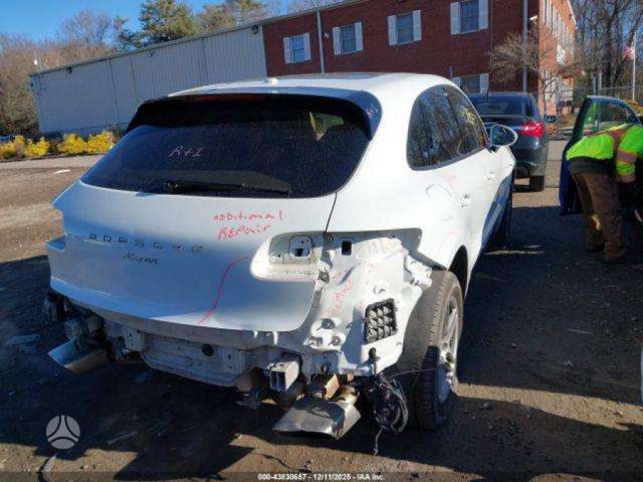 White Porsche Macan 2017 in Klaipeda, with an engine capacity of 1.98 L and mileage of 199 thousand km for 12500 €, photo 4 on AUTOMOTO.COM.LV