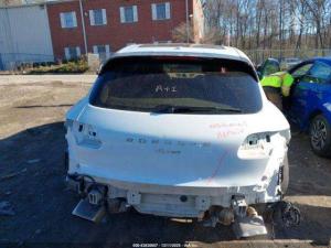 White Porsche Macan 2017 in Klaipeda, with an engine capacity of 1.98 L and mileage of 199 thousand km for 12500 €, photo 17 on AUTOMOTO.COM.LV