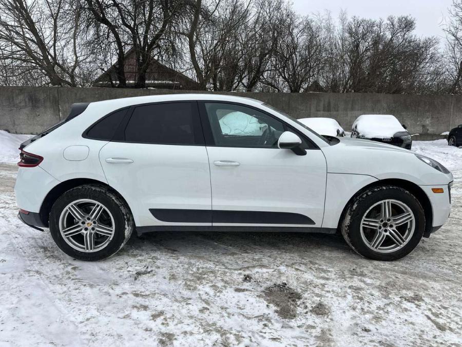 White Porsche Macan 2017 in Vilnius, with an engine capacity of 1.98 L and mileage of 108 thousand km for 22200 €, photo 5 on AUTOMOTO.COM.LV
