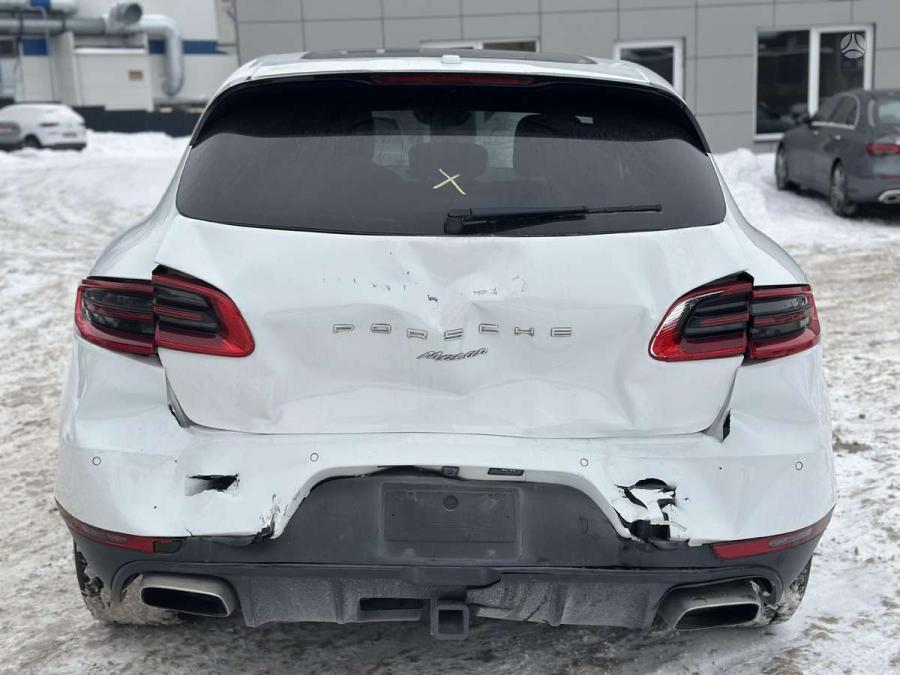 White Porsche Macan 2017 in Vilnius, with an engine capacity of 1.98 L and mileage of 108 thousand km for 22200 €, photo 7 on AUTOMOTO.COM.LV