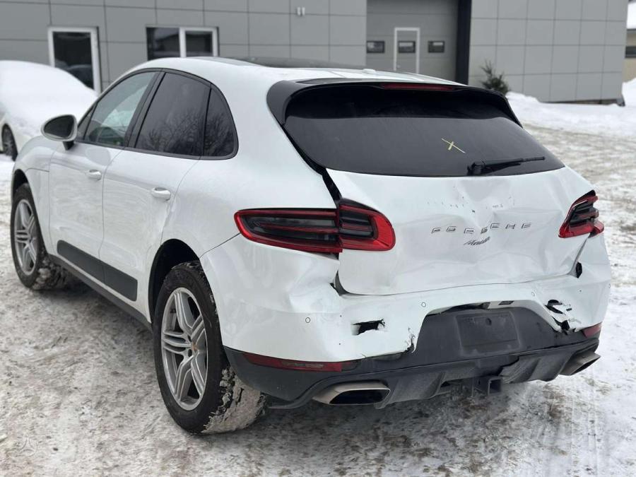 White Porsche Macan 2017 in Vilnius, with an engine capacity of 1.98 L and mileage of 108 thousand km for 22200 €, photo 8 on AUTOMOTO.COM.LV