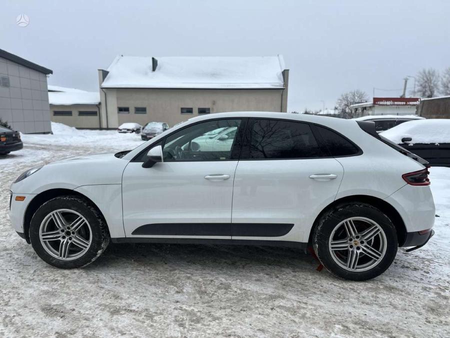 White Porsche Macan 2017 in Vilnius, with an engine capacity of 1.98 L and mileage of 108 thousand km for 22200 €, photo 9 on AUTOMOTO.COM.LV