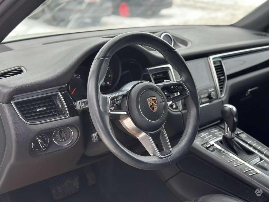 White Porsche Macan 2017 in Vilnius, with an engine capacity of 1.98 L and mileage of 108 thousand km for 22200 €, photo 12 on AUTOMOTO.COM.LV