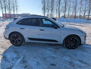 White Porsche Macan 2017 in Vilnius, with an engine capacity of 3.60 L and mileage of 61 thousand km for 29500 €, photo 3 on AUTOMOTO.COM.LV