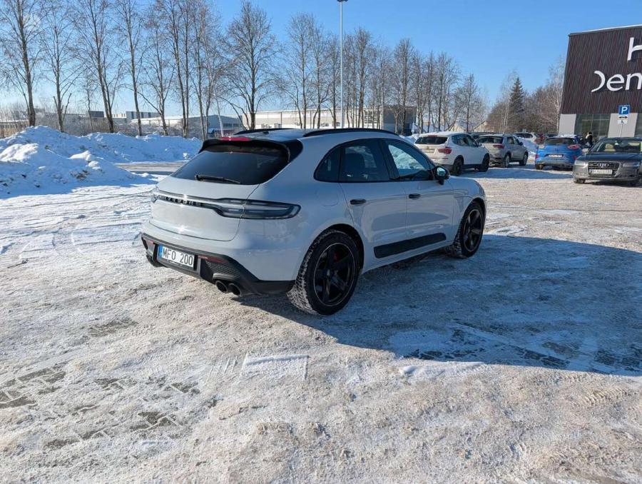 White Porsche Macan 2017 in Vilnius, with an engine capacity of 3.60 L and mileage of 61 thousand km for 29500 €, photo 4 on AUTOMOTO.COM.LV