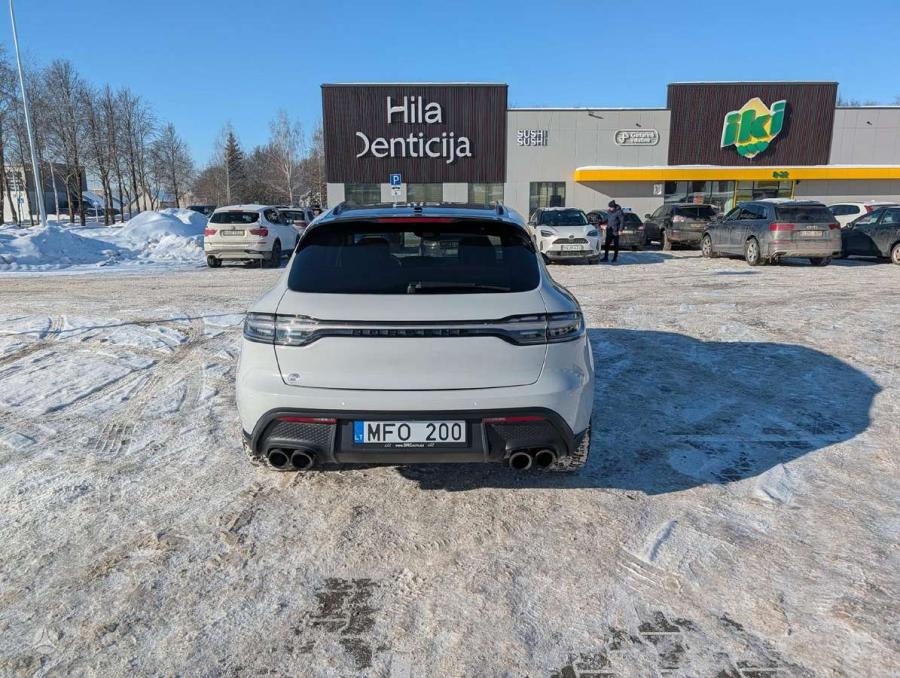 White Porsche Macan 2017 in Vilnius, with an engine capacity of 3.60 L and mileage of 61 thousand km for 29500 €, photo 5 on AUTOMOTO.COM.LV