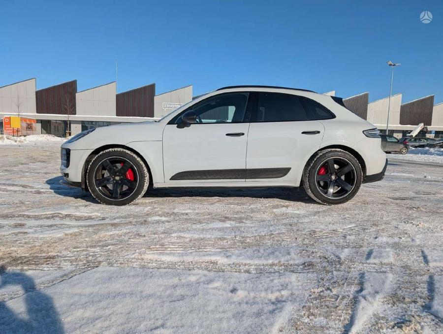 White Porsche Macan 2017 in Vilnius, with an engine capacity of 3.60 L and mileage of 61 thousand km for 29500 €, photo 6 on AUTOMOTO.COM.LV
