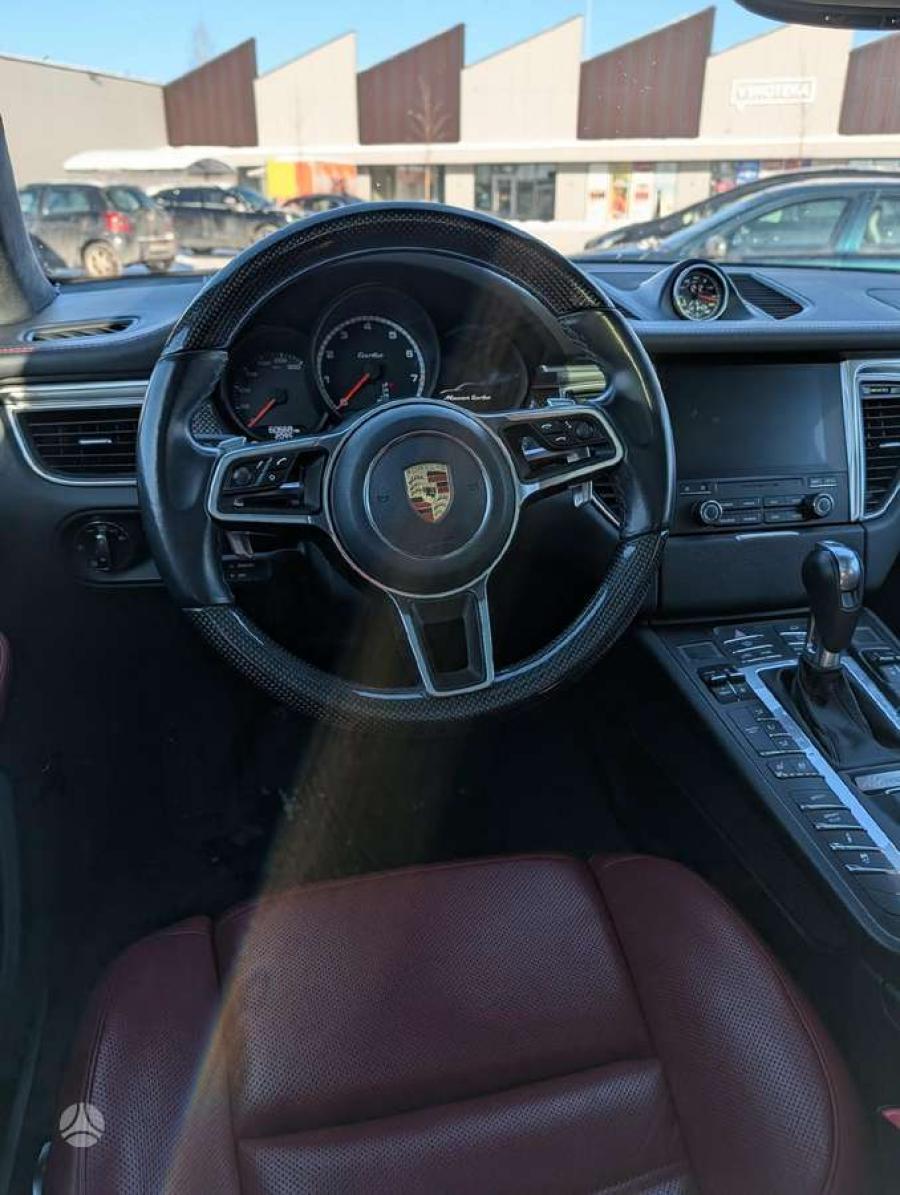 White Porsche Macan 2017 in Vilnius, with an engine capacity of 3.60 L and mileage of 61 thousand km for 29500 €, photo 8 on AUTOMOTO.COM.LV