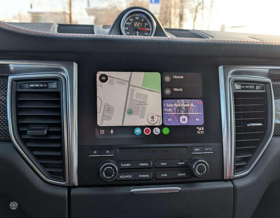 White Porsche Macan 2017 in Vilnius, with an engine capacity of 3.60 L and mileage of 61 thousand km for 29500 €, photo 9 on AUTOMOTO.COM.LV