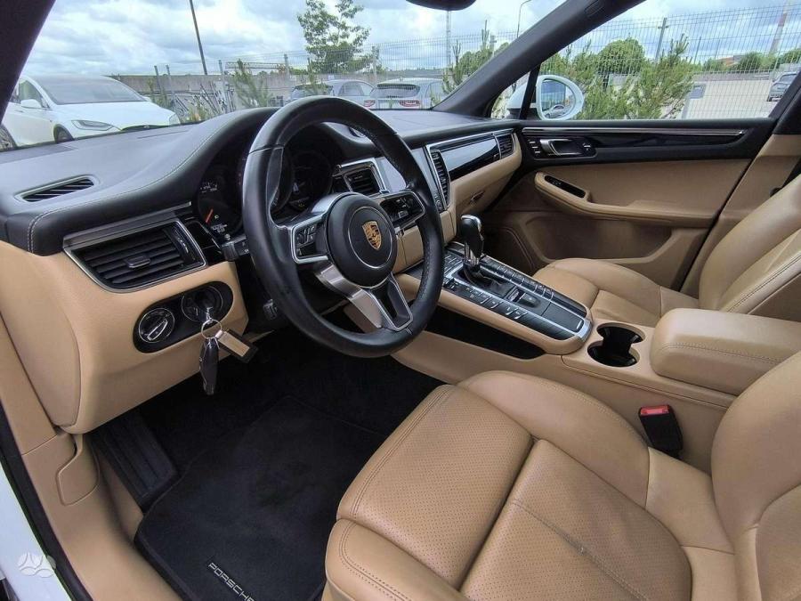 White Porsche Macan 2017 in Siauliai, with an engine capacity of 3.00 L and mileage of 190 thousand km for 23650 €, photo 11 on AUTOMOTO.COM.LV