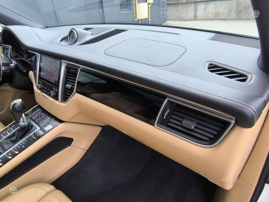 White Porsche Macan 2017 in Siauliai, with an engine capacity of 3.00 L and mileage of 190 thousand km for 23650 €, photo 12 on AUTOMOTO.COM.LV