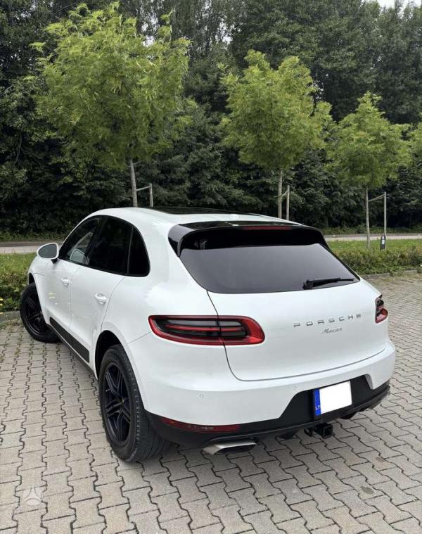 White Porsche Macan 2017 in Klaipeda, with an engine capacity of 1.98 L and mileage of 123 thousand km for 21200 €, photo 8 on AUTOMOTO.COM.LV