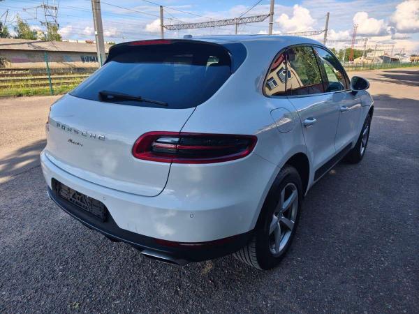 White Porsche Macan 2017 in Siauliai, with an engine capacity of 2.00 L and mileage of 212 thousand km for 20700 €, photo 4 on AUTOMOTO.COM.LV